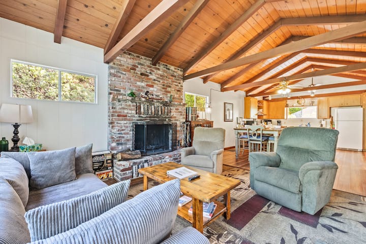 Relax At Cedar Pine Cottage | Cozy Cabin Stay - Camp Nelson, CA