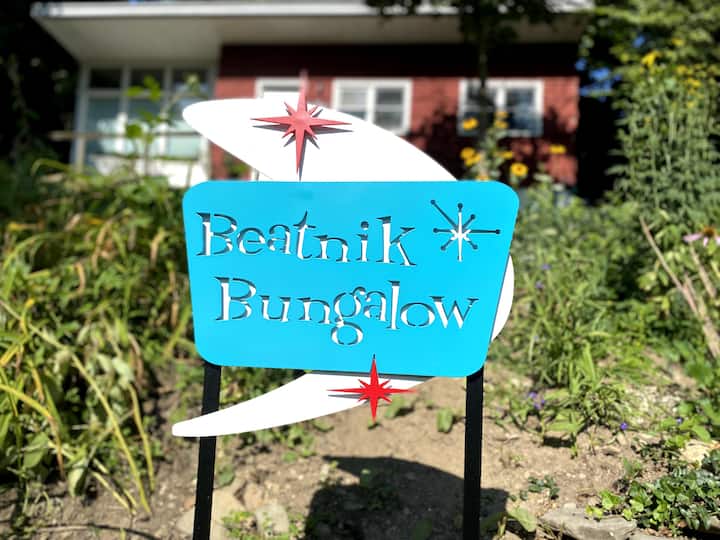 Retro Romantic Bungalow Near Lake Erie & Wineries - North East, PA