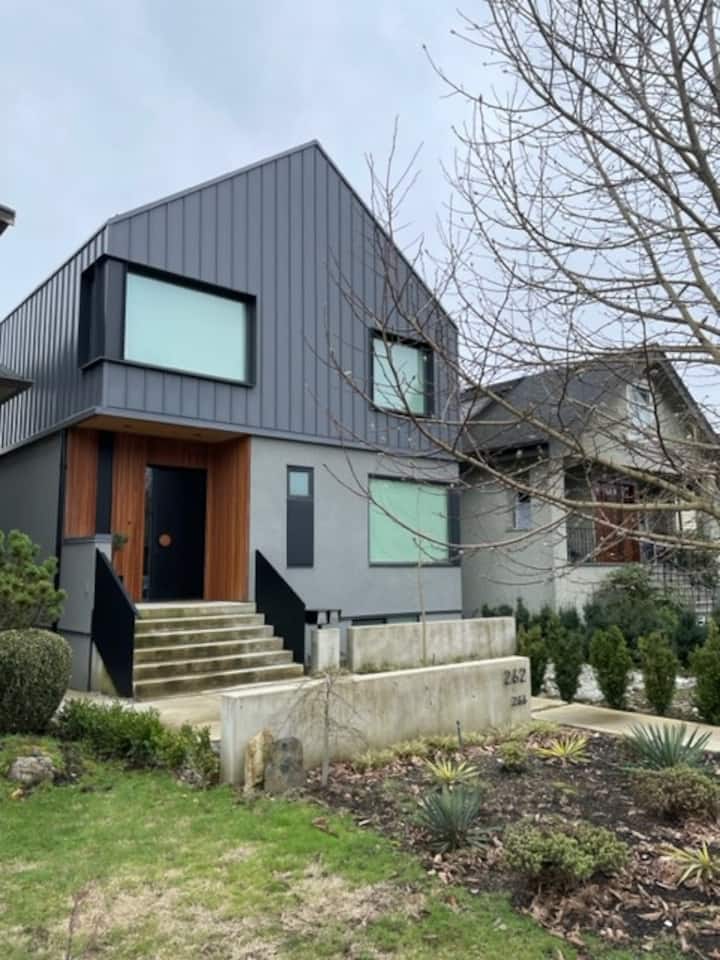 Central 6 Room Contemporary Home - North Vancouver