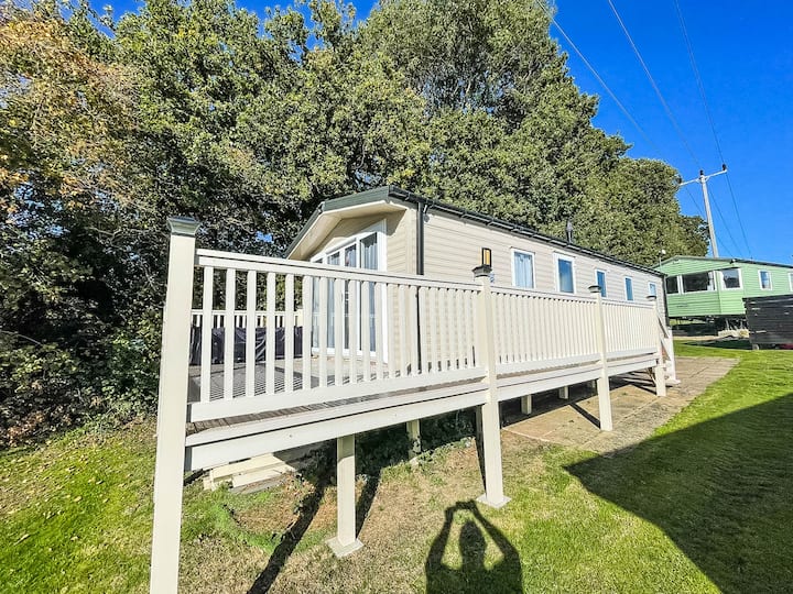 Caravan With Decking At Valley Farm Ref 46362v - Clacton-on-Sea