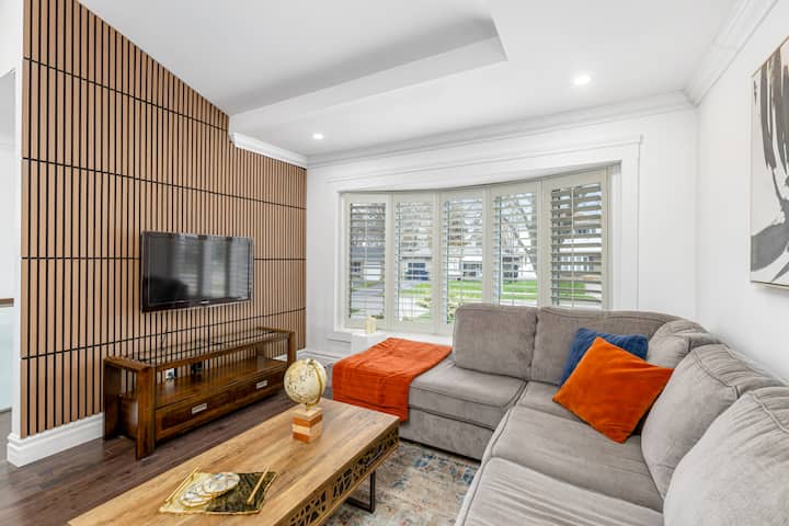Modern Comfort | 2br | Free Parking | Open Concept - Pickering