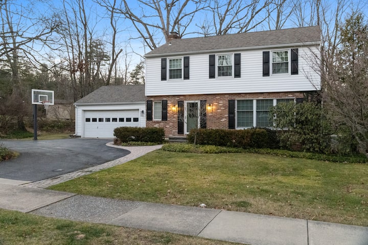 The Stay @ State! Designer Home Sleeps 10! - State College, PA