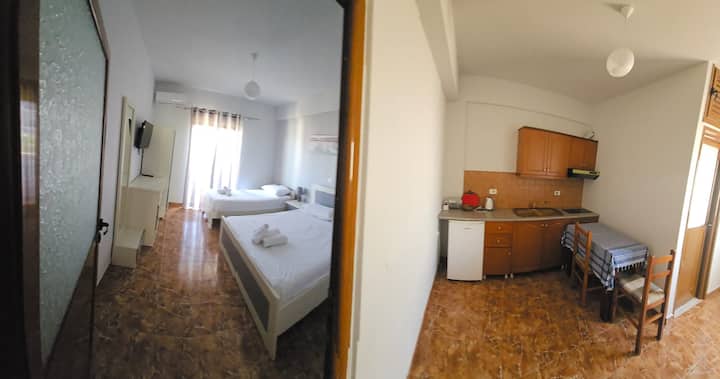 Lux Apartments - Family Room With Balcony - Ksamil