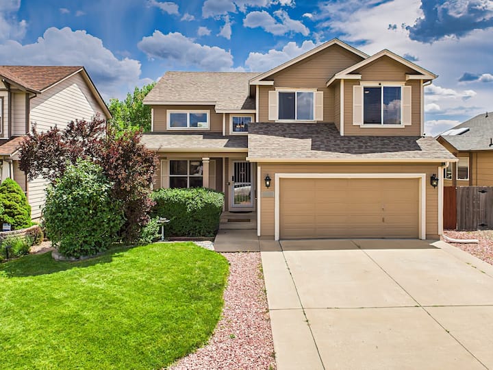 Airport Dream! 4 Bdrm Sleeps 10! - Colorado Springs, CO