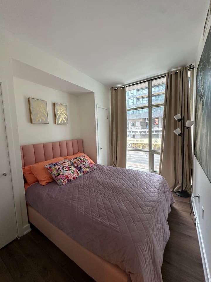 Cozy 1 Bedroom + Den - Toronto