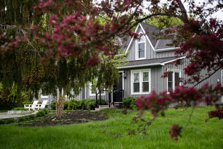 Rosebend Farmhouse| Near Sandbanks | Hot Tub - Prince Edward County