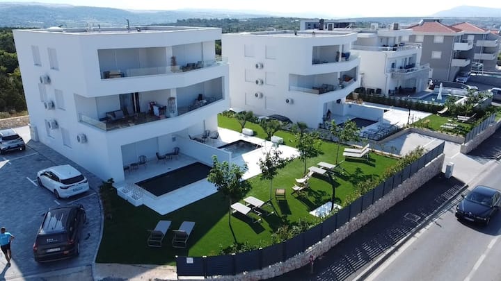 Modern Apartments With Pool For 10 - Novalja
