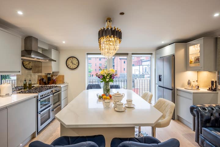 Brand New Exclusive City 5* Designer Mews House - Chester