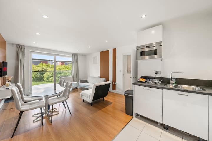 Spacious Retreat For 7 With 2 Bathrooms - Reading