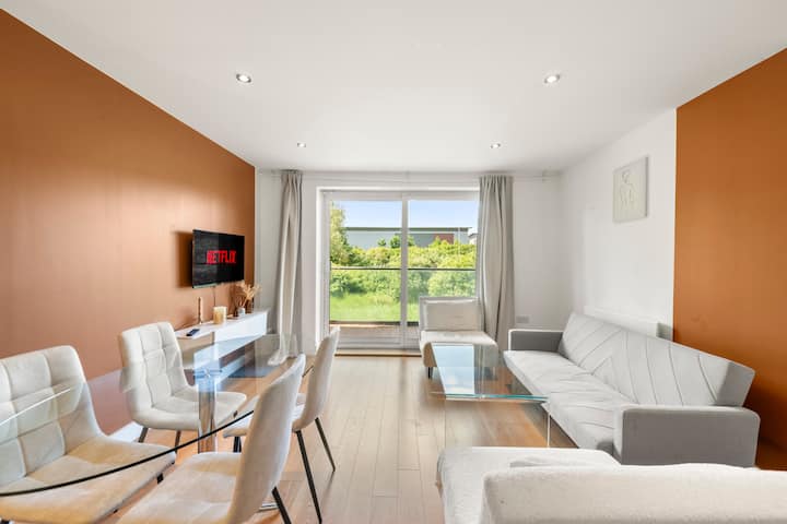 Stylish 2br Apt W/balcony & Free Parking, Sleeps 7 - Reading