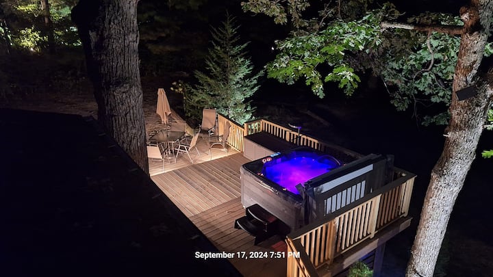 Family Fun Retreat W/hot Tub & Treehouse Wi. - Wisconsin Dells, WI