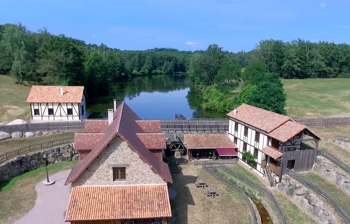 Domaine Avec 2 Gîtes Au Bord D'un Lac Privé - Nontron