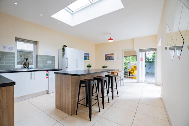 Large Modern House, Sleeps 17 With Parking - Galway