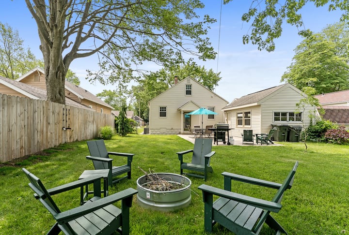 M2 Near Lake Michigan •Fenced Yard, Fire Pit, Pets - Muskegon, MI