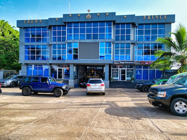Spacious 3-bedroom Apartment - Monrovia