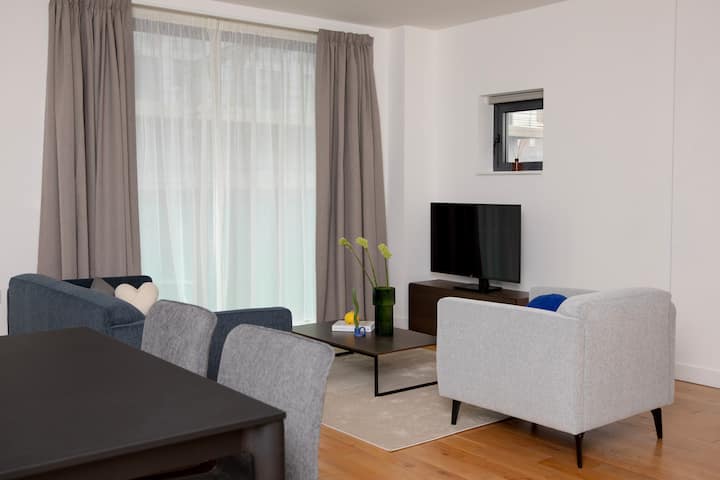 2-bedroom Flat With Balcony,  Near Tower Of London - London