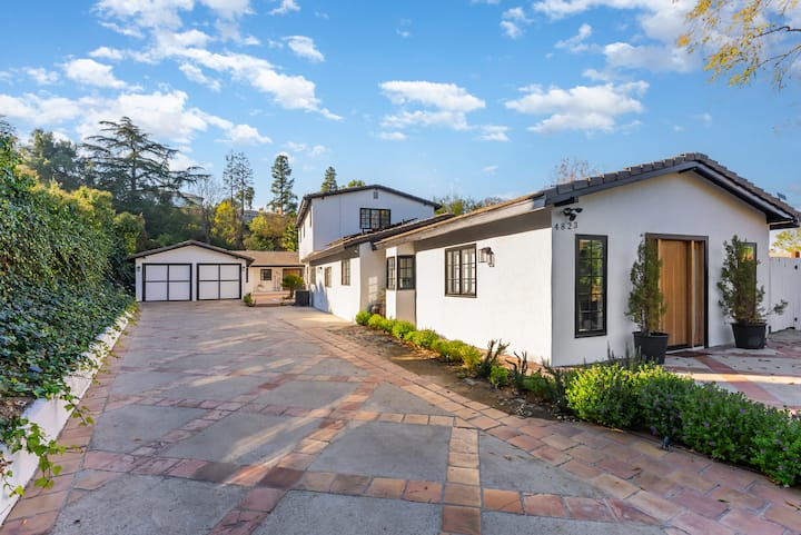 Cozy Woodland Hills Home - Los Angeles, CA