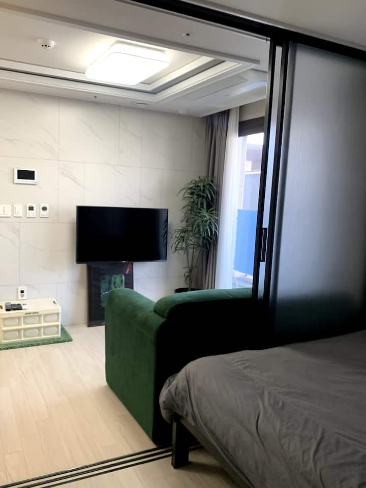 제주 모찌네 24/거실+주방+방+드레스룸/공항 10분/신라면세점,제주시내 바로옆/한달살기 - Ciudad de Jeju