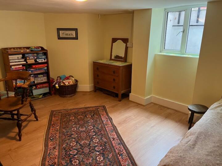 Quiet Basement Rm Off Road Parking Near Uni - Reading
