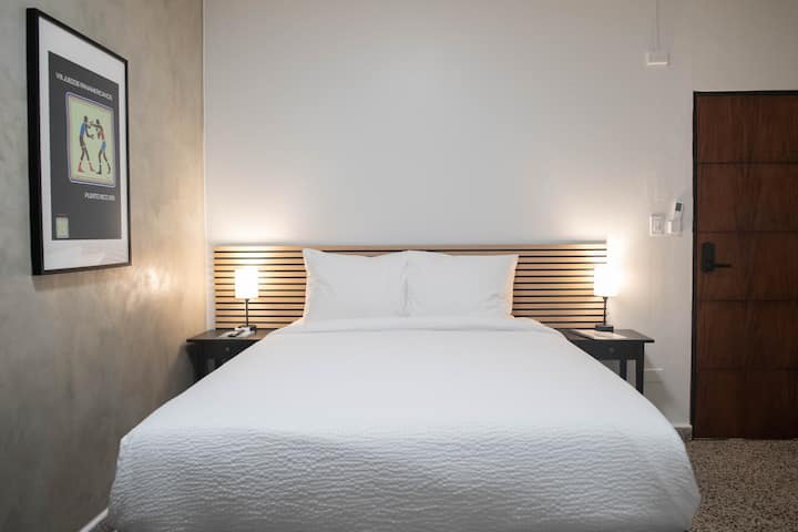 Looking Glass Hotel. Qn Standard - San Juan