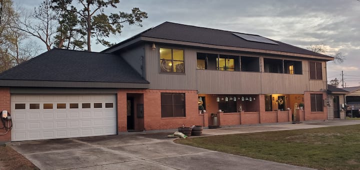 Houston, Texas Decor, Pet-friendly Solar/evcharger - Highlands, TX