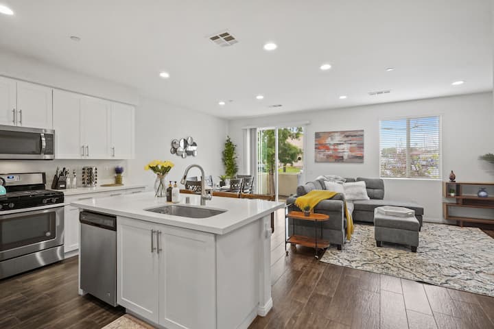 Super Clean Family Home, Close To Tech & Hospitals - Orange, CA