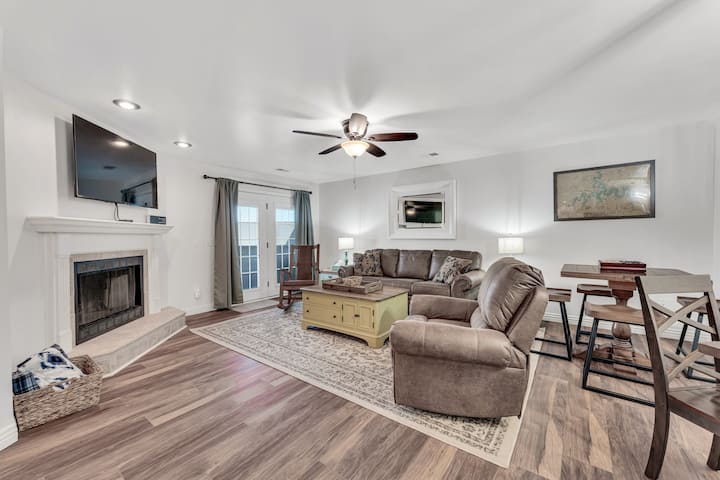 Roomy 3bd/2ba Condo-resort W/pools & Lake Access - Branson