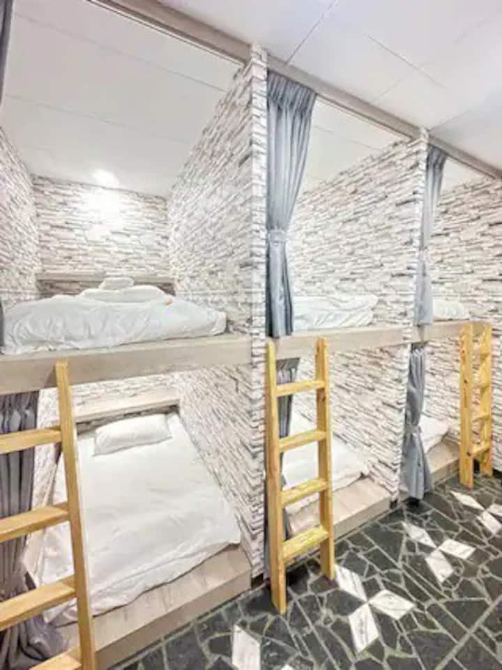 #2 離機場最近, 男女混合背包客房型, 24h自助入住,民宿外有公車站可直達機場&捷運 (附耳塞) - 大園區