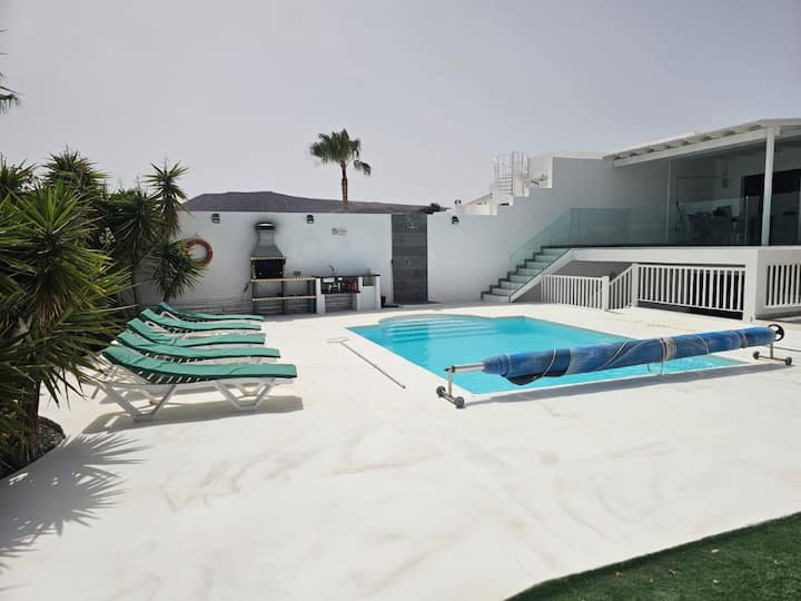 Villa With Private Pool And 3/4 Bed & 4 Bathrooms - Playa Blanca