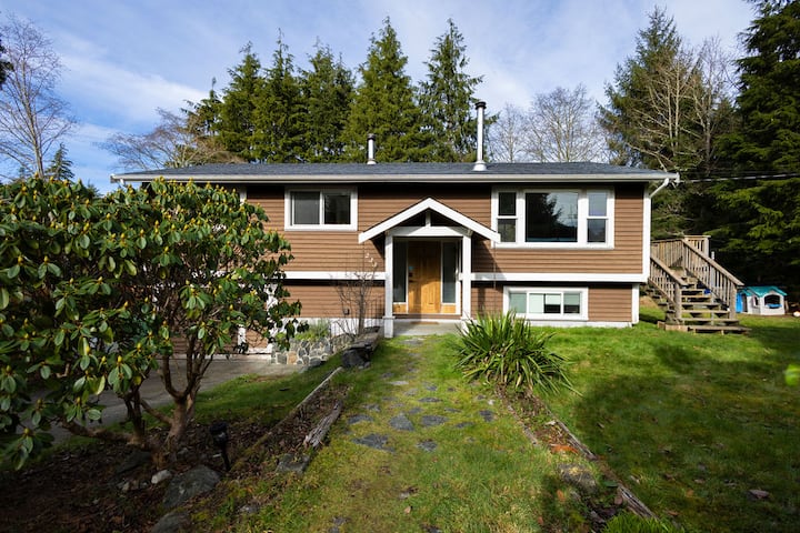 Hilltop Cottage With Sauna - Ucluelet