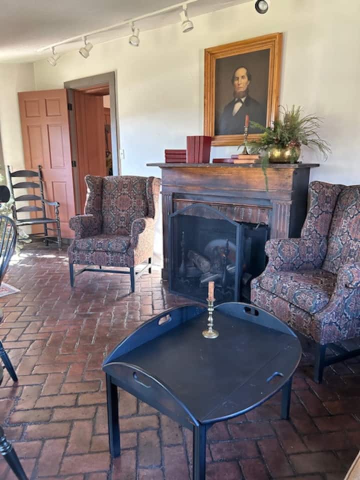 Olde Homestead Cottage - Waukesha, WI