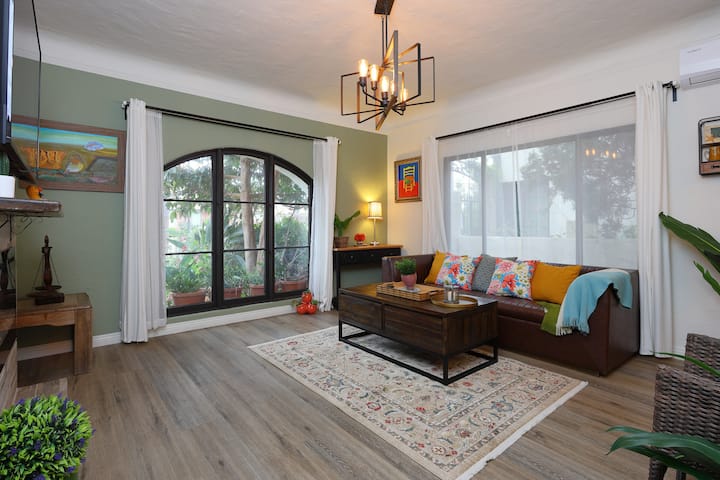 Downtown Cozy Home 10. Mins Drive To Disneyland - Santa Ana, CA