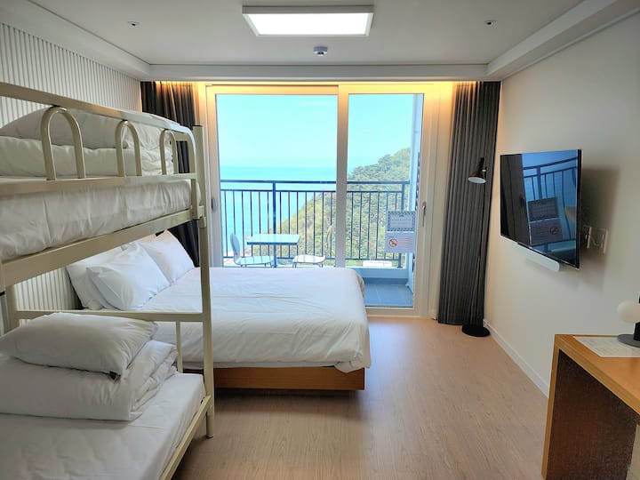 [죽도해변더오션] 구피#5#15층벙커룸 #2층침대 #패밀리룸 #오션뷰 - Pyeongchang