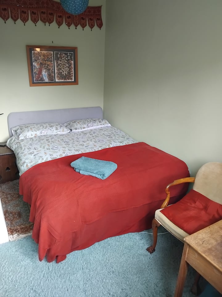 Warm Welcome In Bohemian Home - Frome