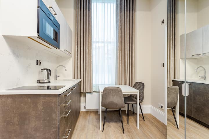 Stylish Compact Studio With A/c, Kensington - Craven Cottage