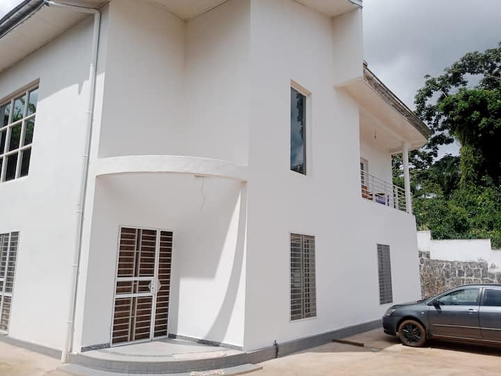 La Maison Blanche |Bafoussam 300 Mètres Du Goudron - Cameroun