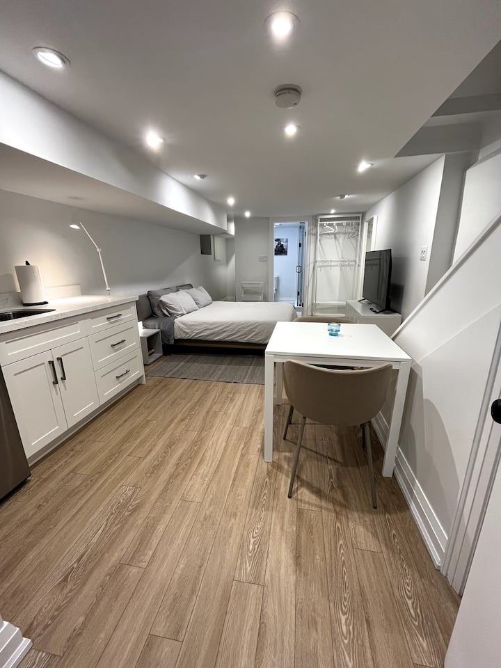 Room In Midtown - Toronto