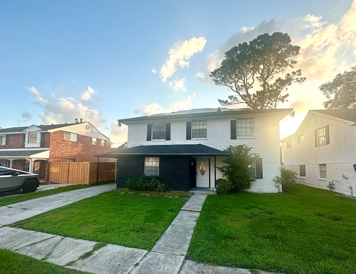 Big Cozy Home Near Eats! One Exit To Downtown Nola - Chalmette, LA