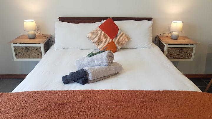 Cozy Flat For Work Or Play With Wi-fi And Parking - Montagu