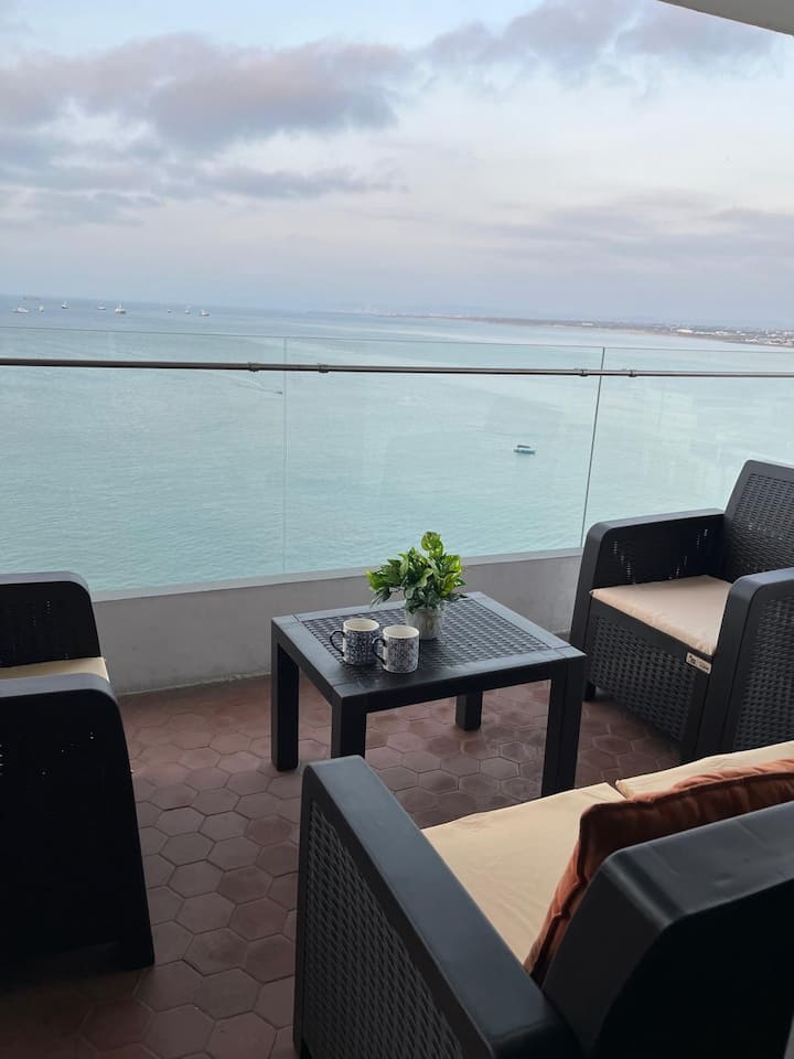 3-br Oceanfront Condo By Beach, Mall & Yacht Club - Manta