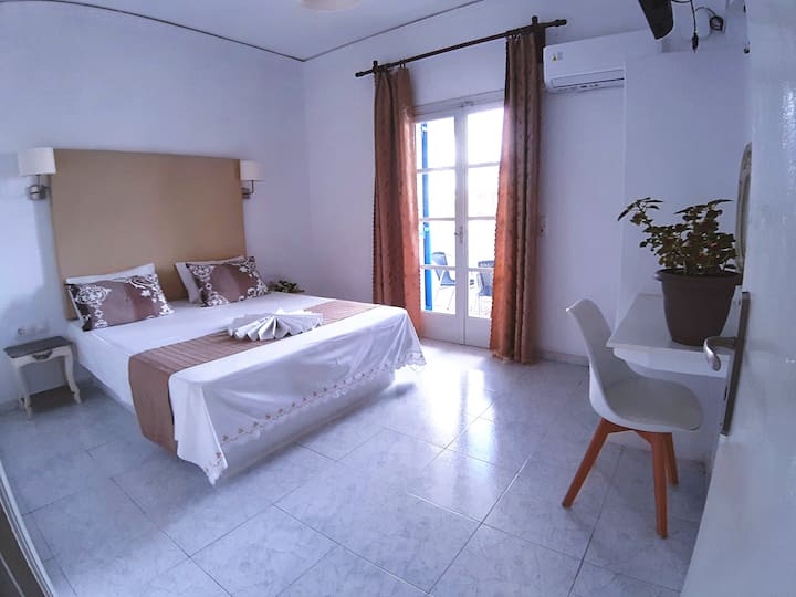 Atalos Suite /Shared Pool - Santorini