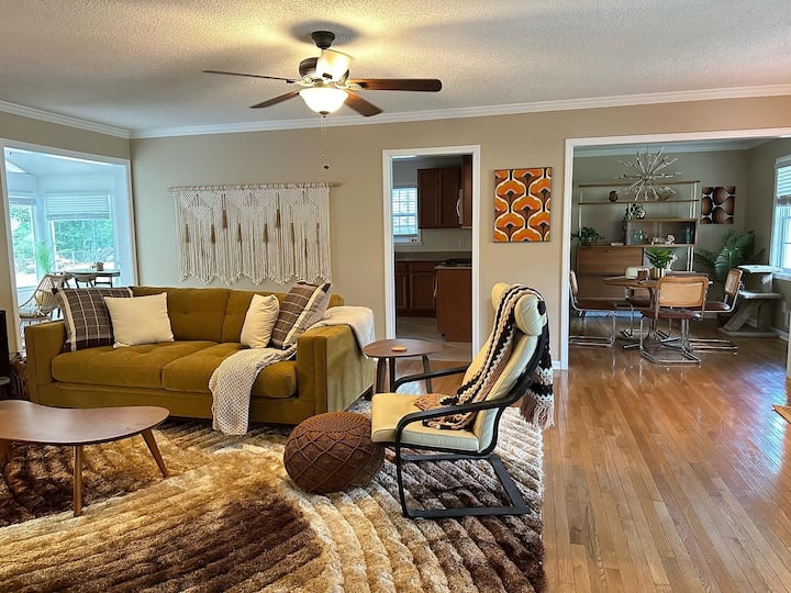 Downtown Alpharetta Retreat With Treehouse - Alpharetta, GA