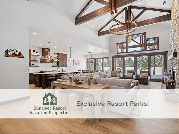 Sunriver Escape | Hot Tub, Golf Views & Firepit - Sunriver, OR