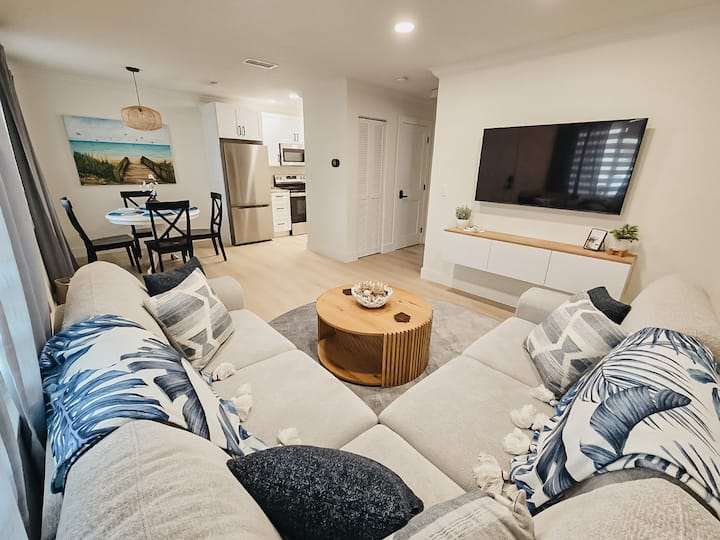 Sun, Sand & Style: 1br Condo, Pool, Walk To Beach - St. Pete Beach, FL