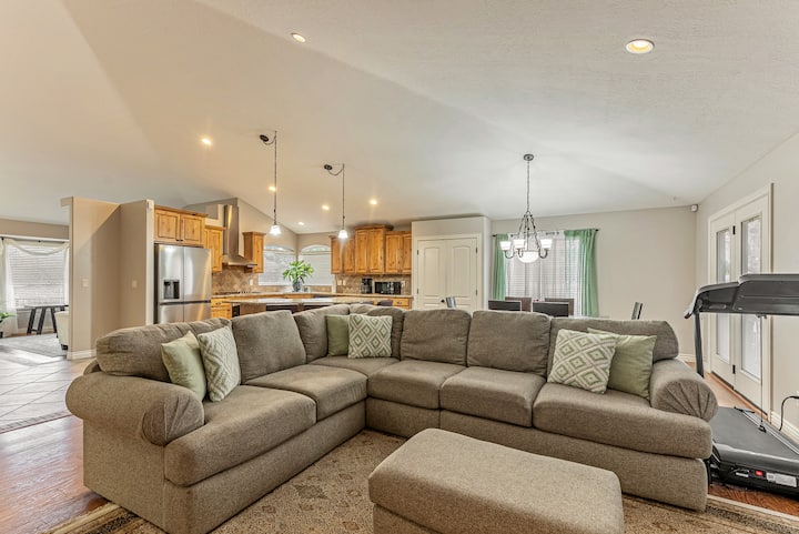 Hot Tub Hideaway | 4 Bd 3 Ba | Bbq | Massage - South Jordan, UT