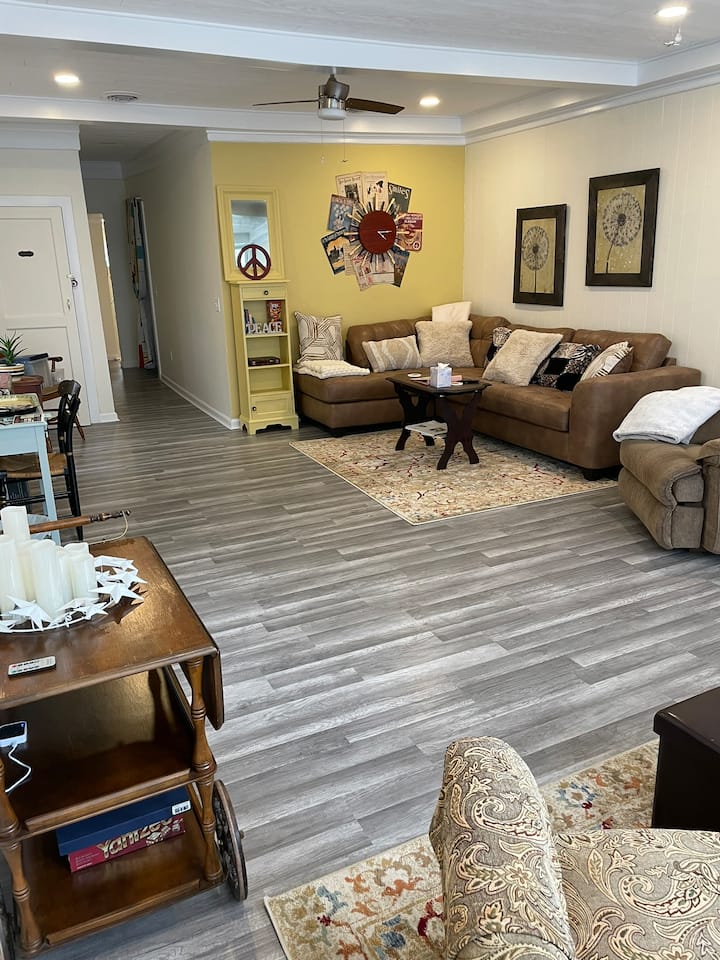 Cozy And Close To Downtown, Lake, & Put-in-bay! - Port Clinton, OH
