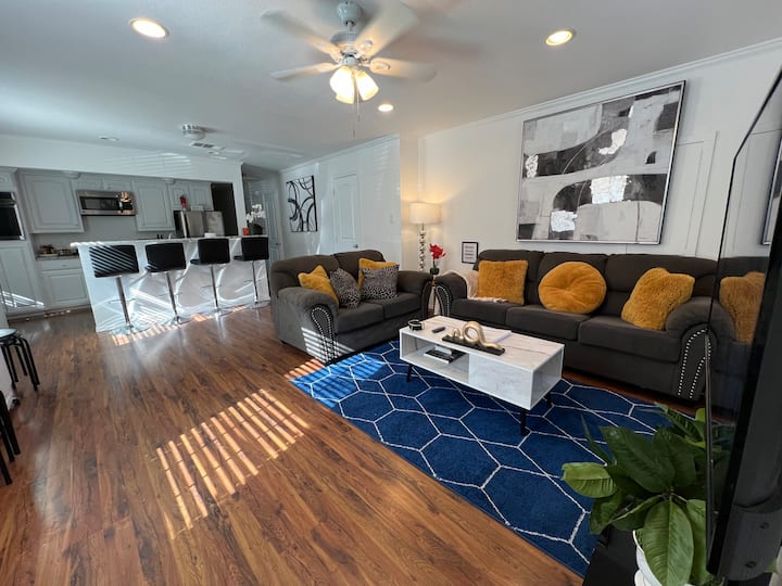 Uptown Bungalow| Covered Parking| Heart Of Uptown! - Dallas, TX