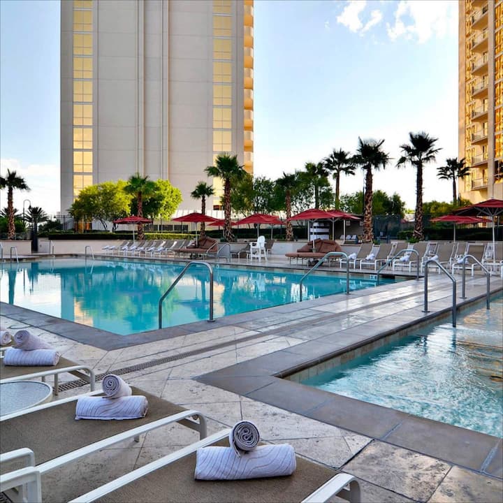 Couples Ideal – Jacuzzi • Resort • Gym • Pool - Las Vegas, NV