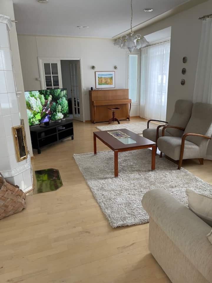 Villa Koivurinne. Omakotitalo Järvinäkymällä! - Uurainen
