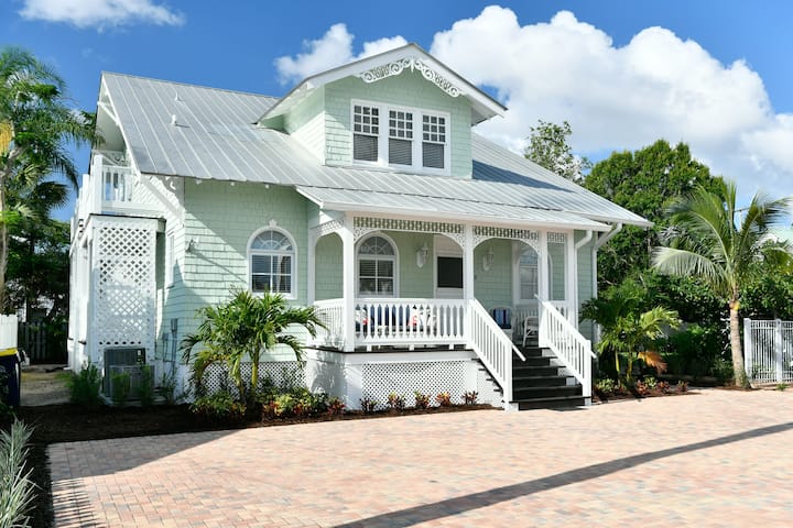 The Family Reunion Compound At Old Colorado Inn - The Bahamas
